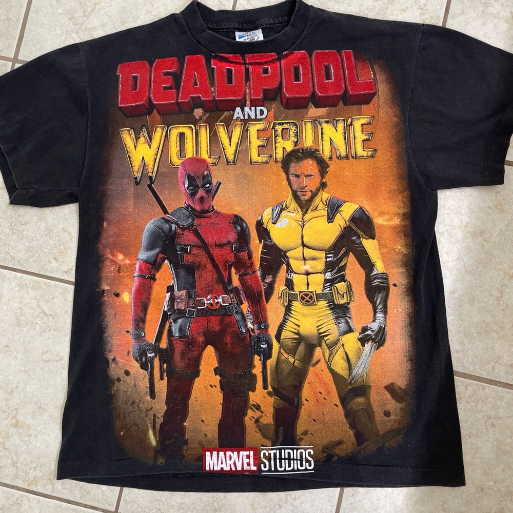 Bootleg Tag Aop Deadpool & Wolverine Graphic Tee - Eu… - Gem